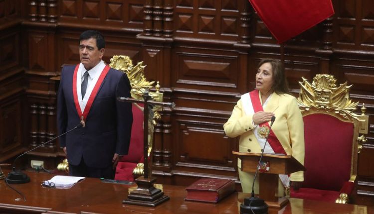 Perú: Dina Boluarte jura el cargo como nueva presidenta - Diario La R